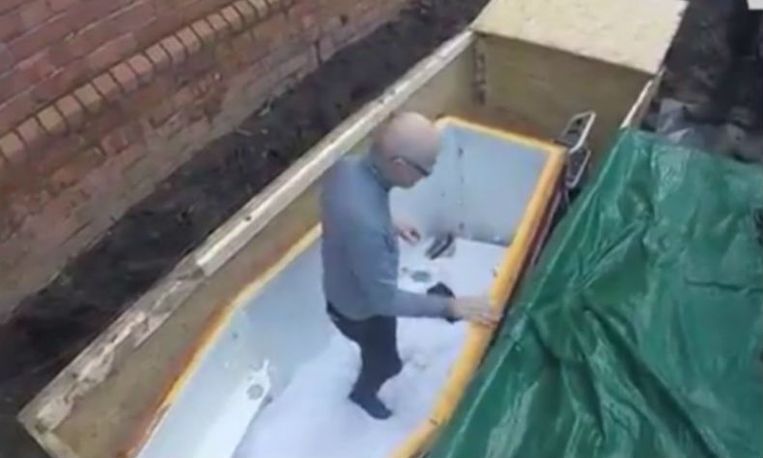 Video: Man neemt afscheid van zijn vrouw en laat zich levend begraven