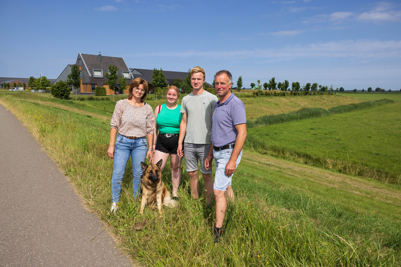 Een prachtig uitzicht vanaf de terp. Maar hoelang nog? ‘Ons is verteld ... Een prachtig uitzicht vanaf de terp. Maar hoelang nog? ‘Ons is verteld ...