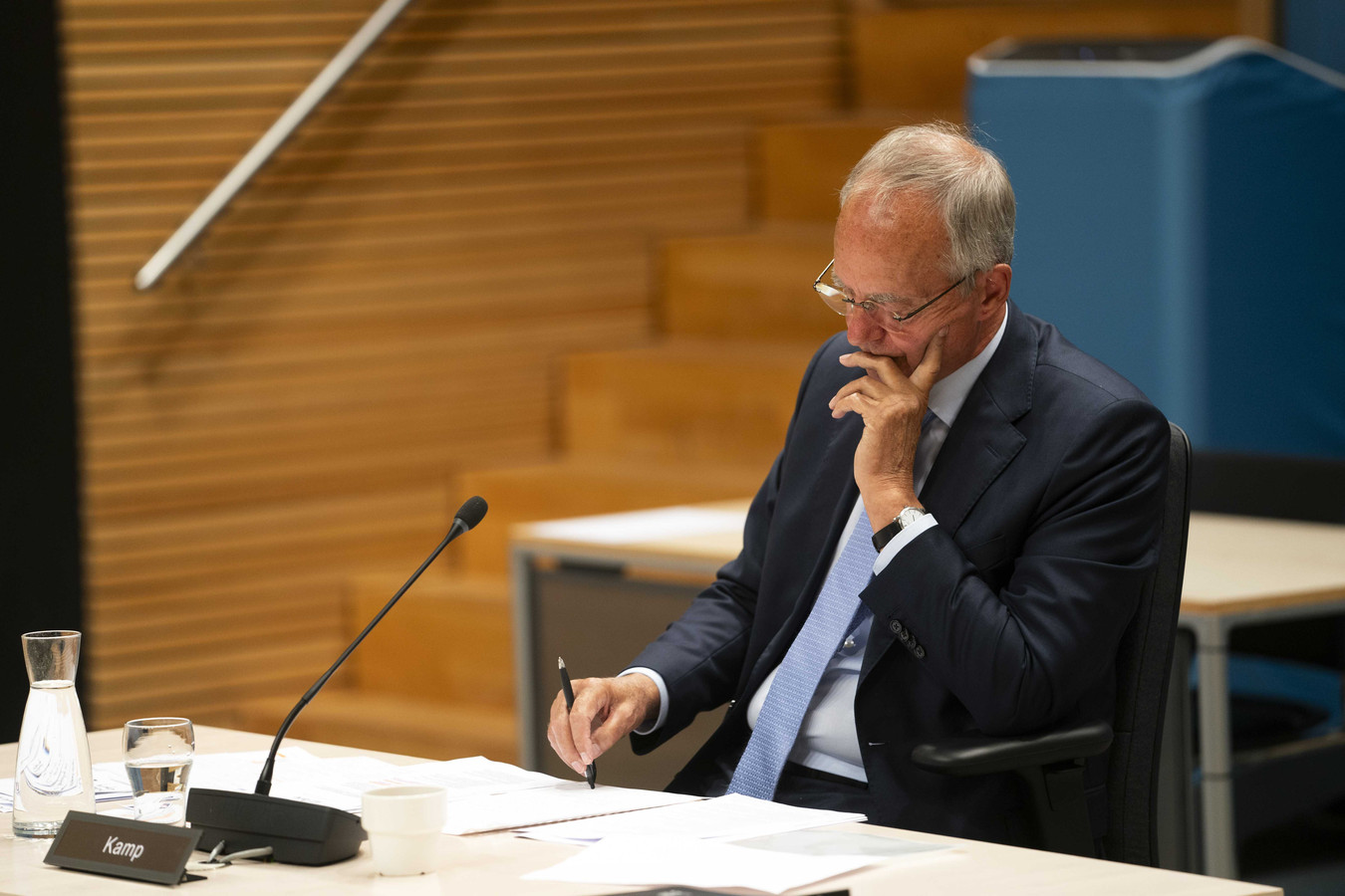 Diep in zijn bange, ultra-liberale onderbuikje voelde Henk Kamp dat er ...