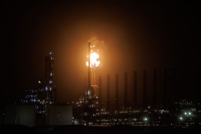 Lucht kleurt oranje door fakkelen Shell Moerdijk | Moerdijk | bndestem.nl