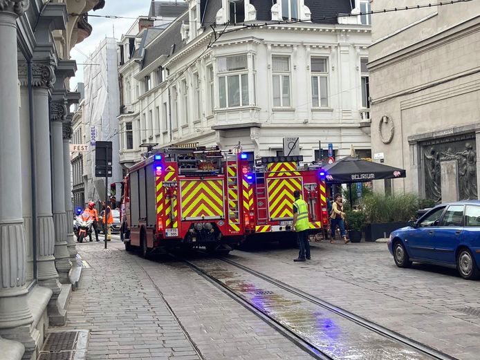 Veegwagen van Ivago verliest olie in centrum van Gent, fietser komt ten ...