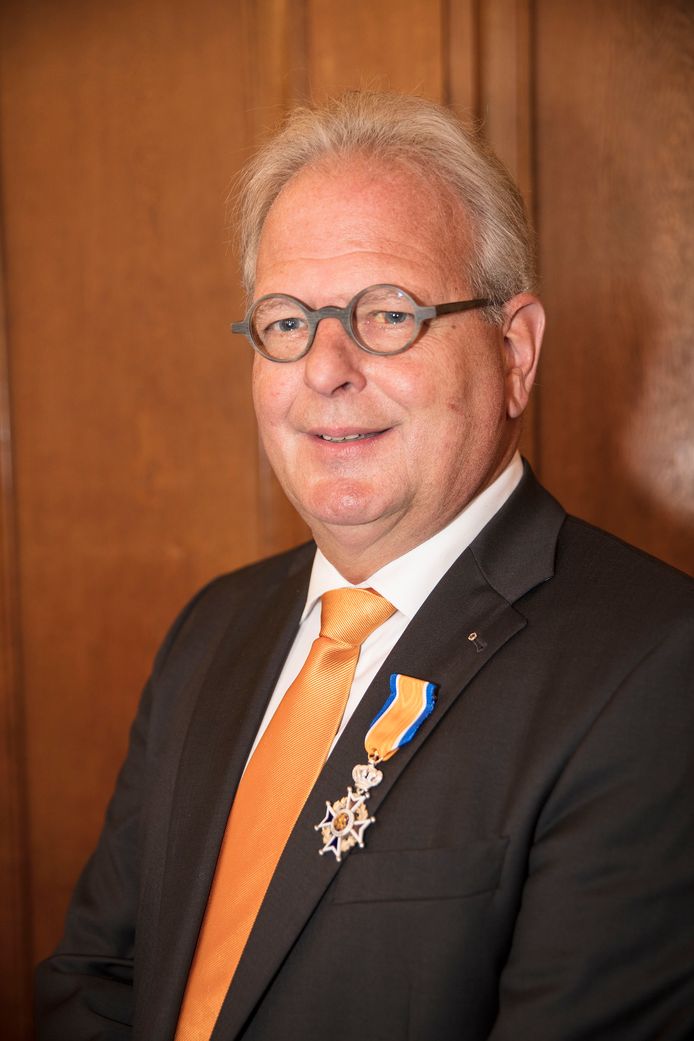 Vijftien lintjes in Helmond | Lintjes 2017 *** | ed.nl