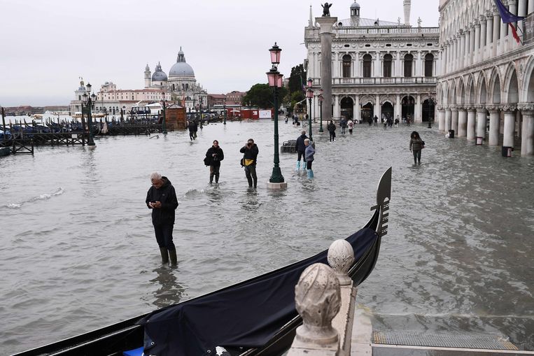 De overstroming van Venetië nadert zijn hoogste waterstand ooit