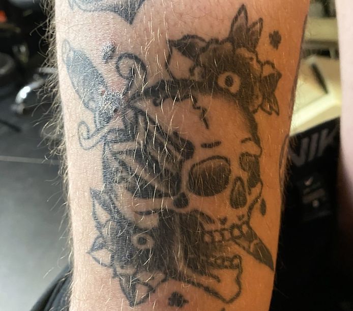 “Die XTC-pil is maar om te lachen”: Rapper Qwisto eert tattoo-artiest Tareck met aangebrande ...