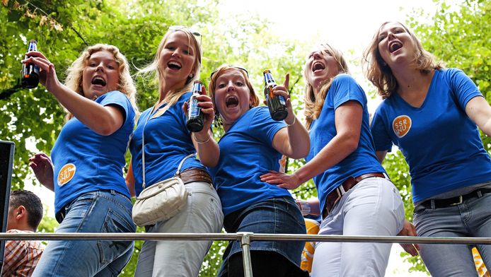 Studentenparade moet weg van de Maliebaan | Utrecht | AD.nl