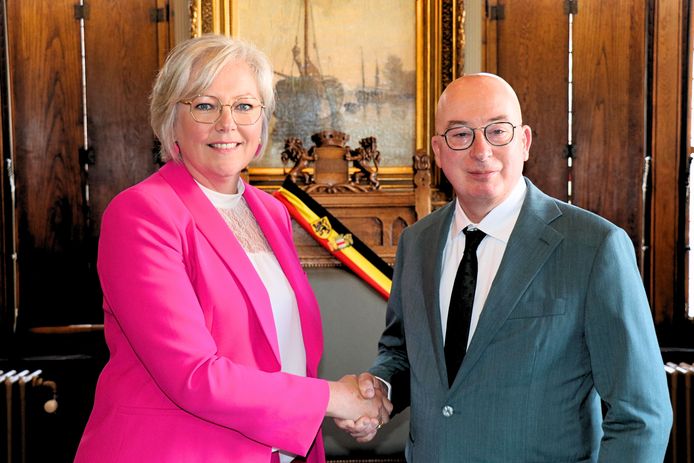 Burgemeester Piet Buyse kondigt afscheid aan: Leen Dierick neemt sjerp ...