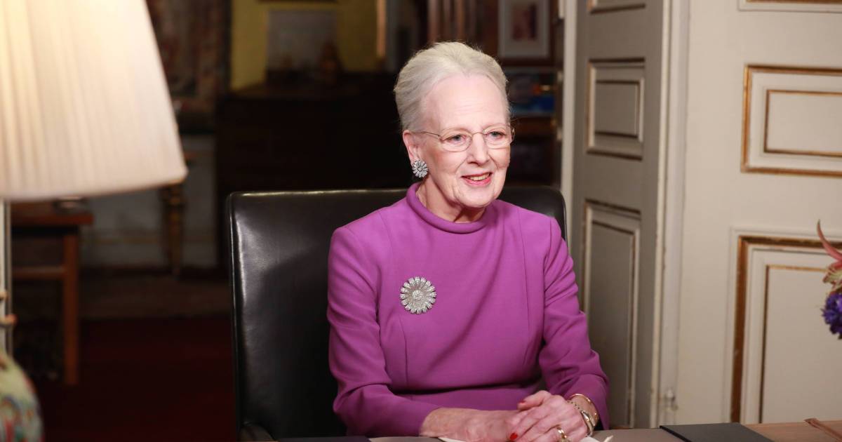 Margrethe met broche in de vorm van een margriet van zeker 5 centimeter ...