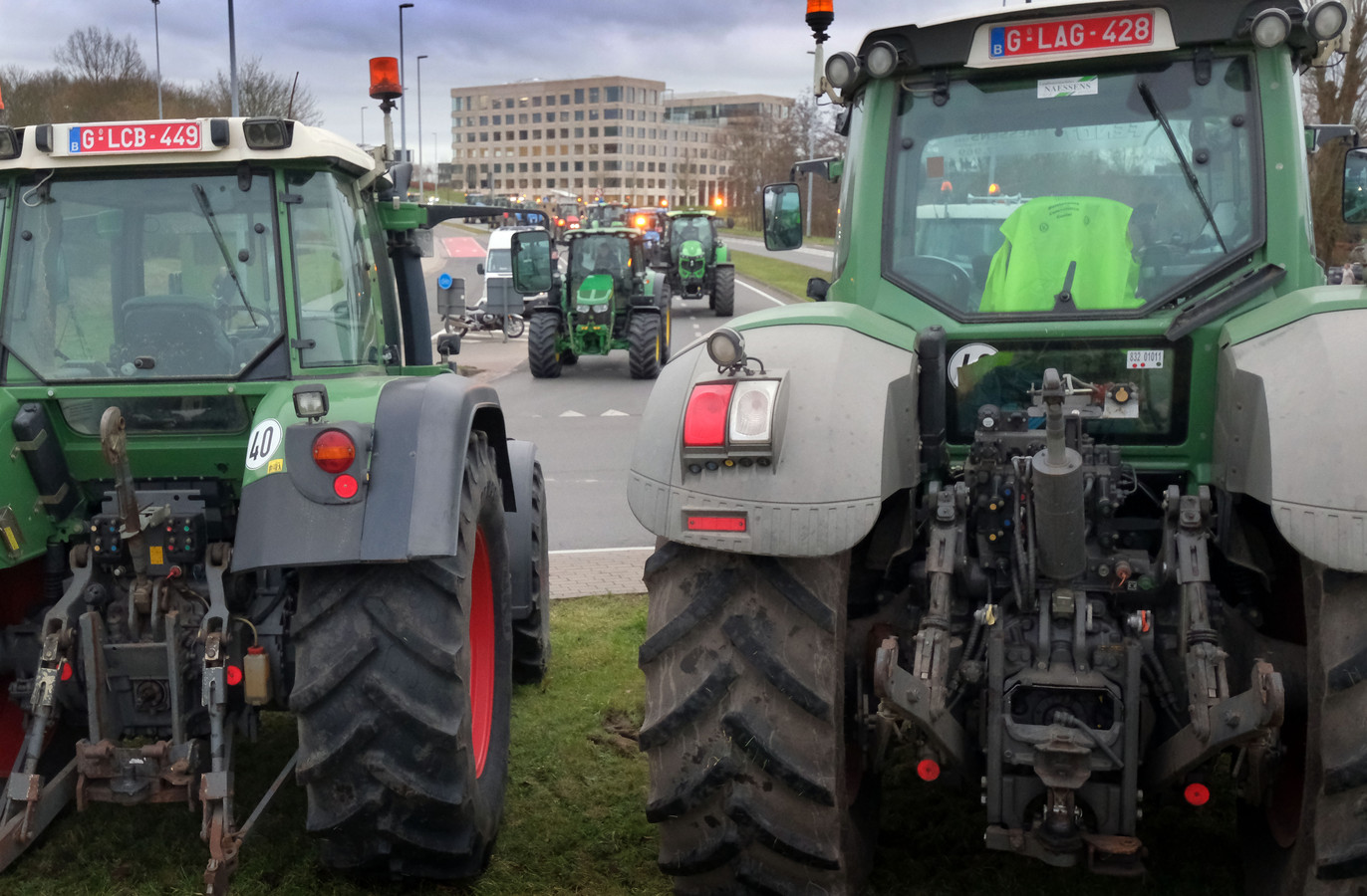 “We zijn lang genoeg braaf geweest”: Boeren voeren actie aan rondpunt ...