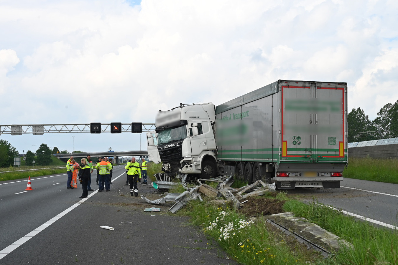 Vrachtwagenchauffeur overleden bij ongeluk op A15, weg was urenlang deels dicht | Foto ...