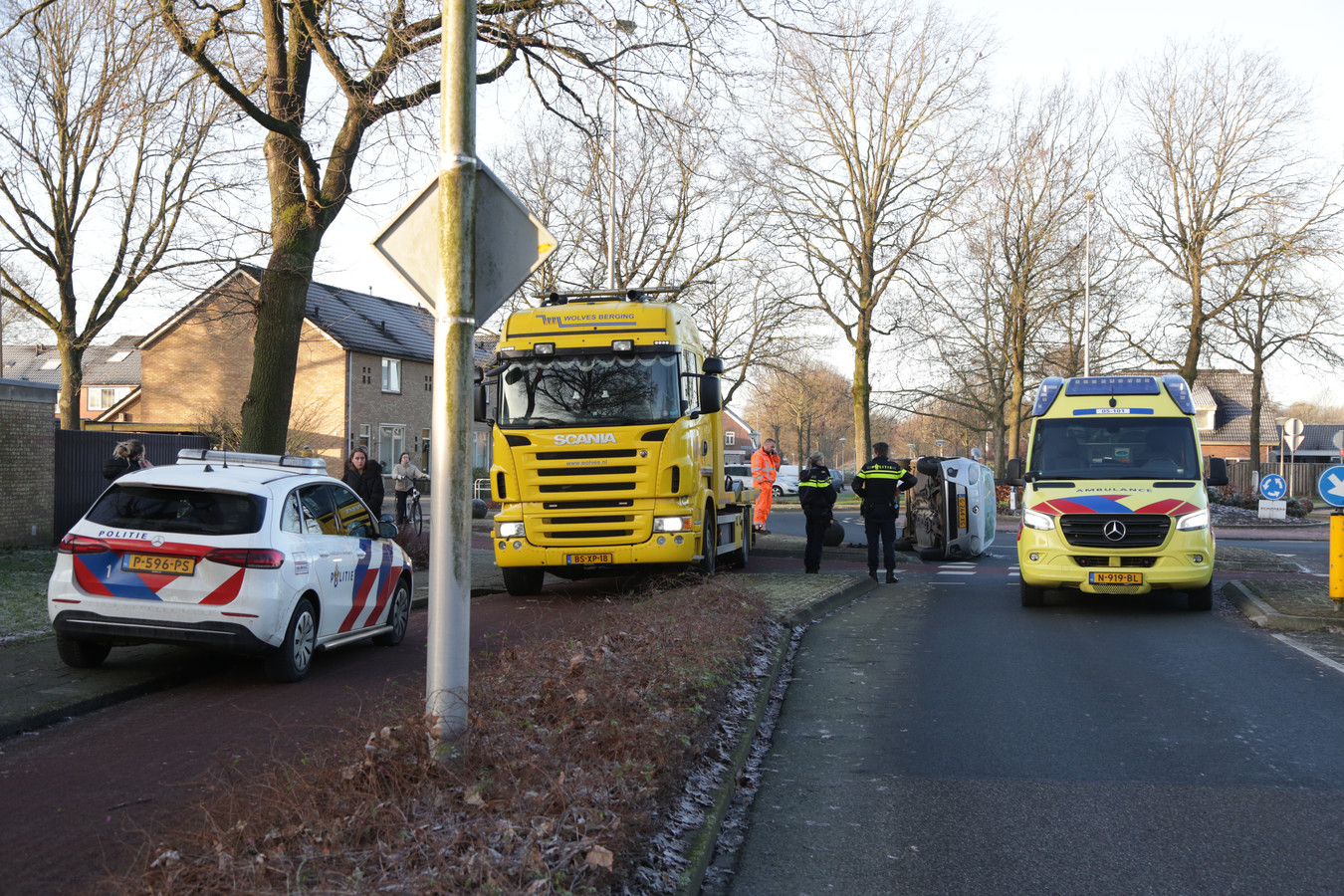 Auto raakt hoge stoeprand en komt op de zijkant terecht in Rijssen ...