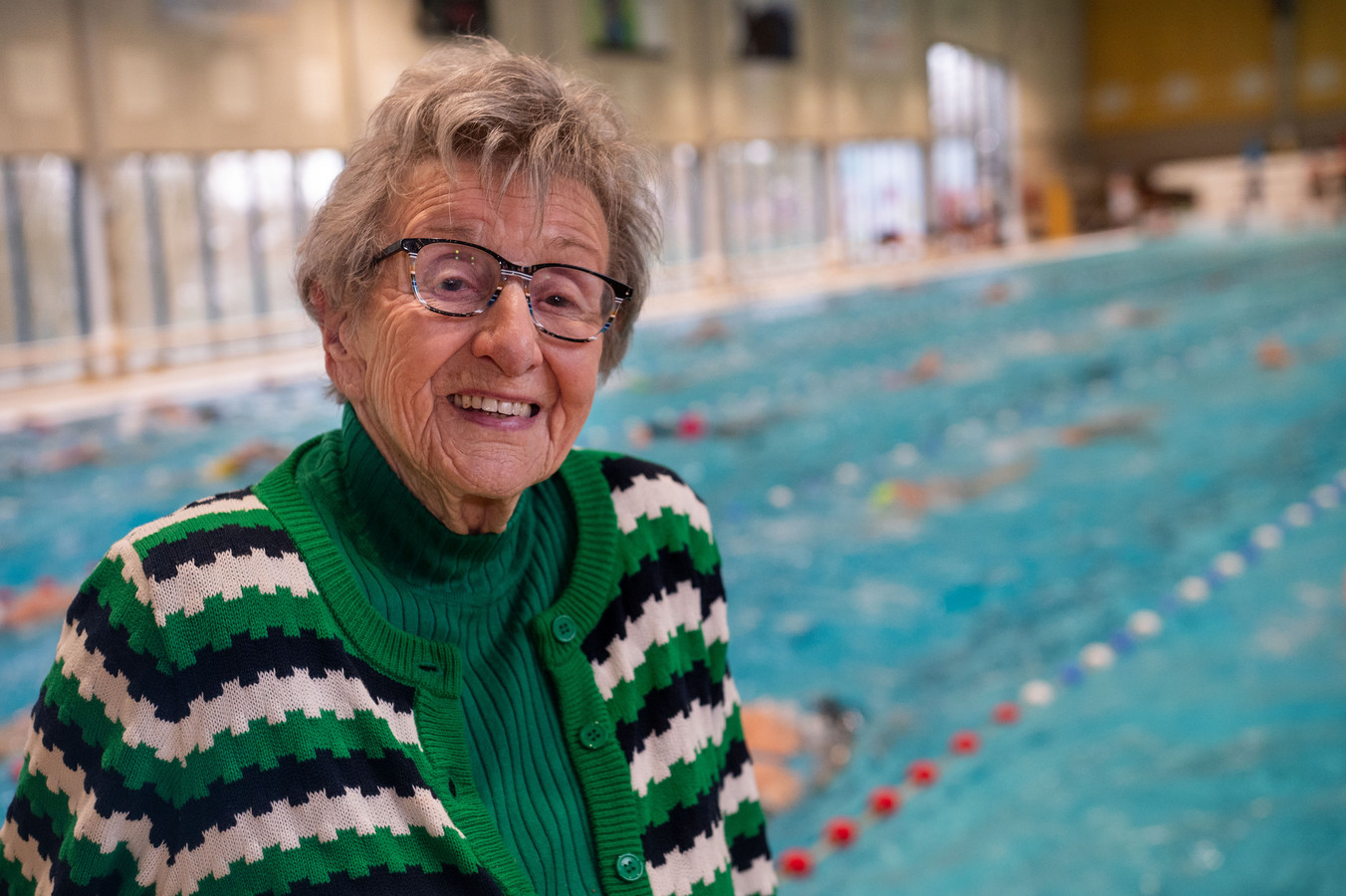 Zwemicoon Annie (90) kan best streng zijn: ‘Als er getraind wordt ...
