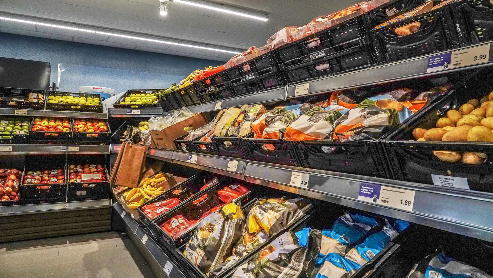 ALDI in nieuw jasje, blikvanger is uitgebreid versassortiment | Foto | hln.be