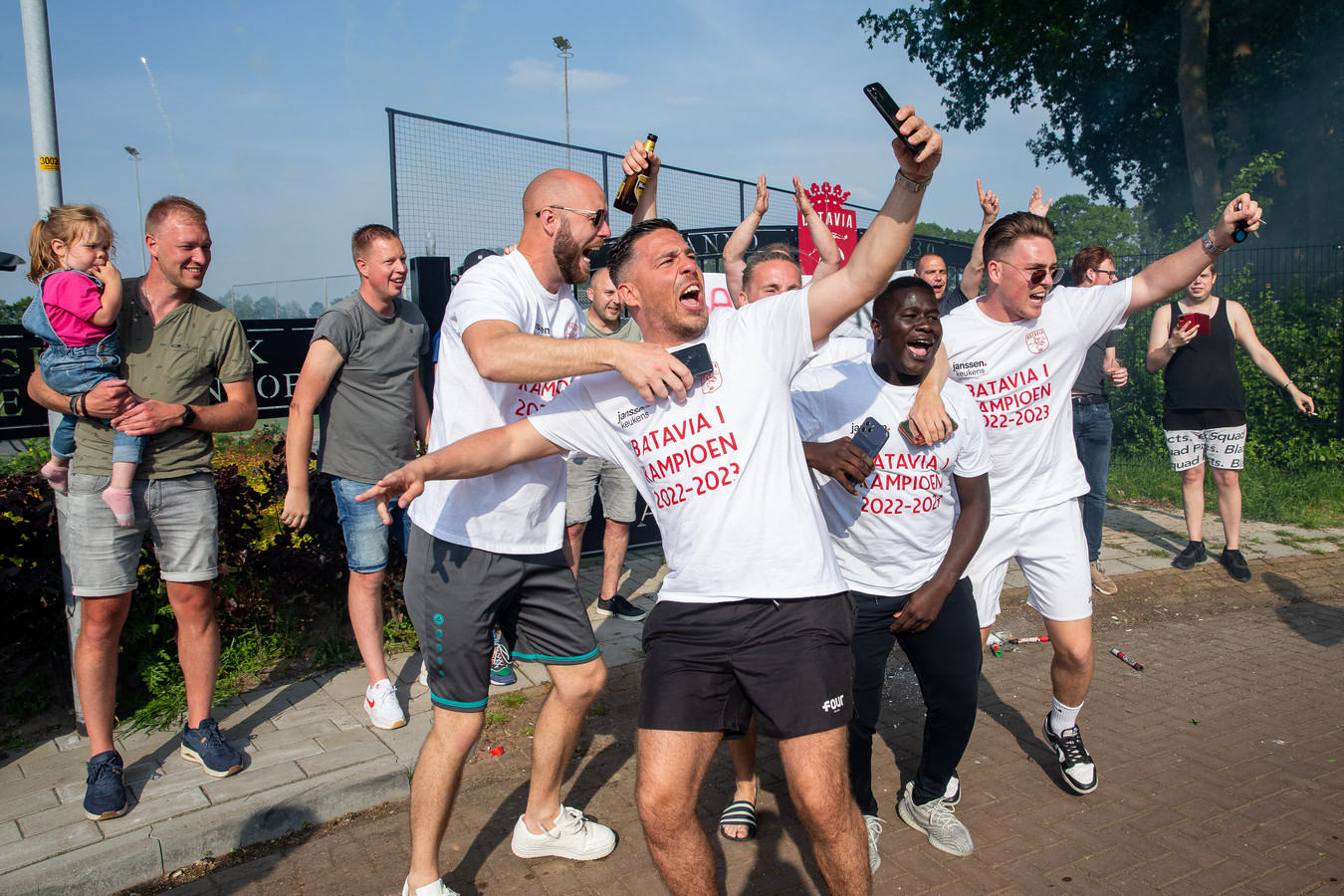 Batenburg viert feest: voor het eerst in 43 (!) jaar is voetbalclub Batavia kampioen | Foto ...