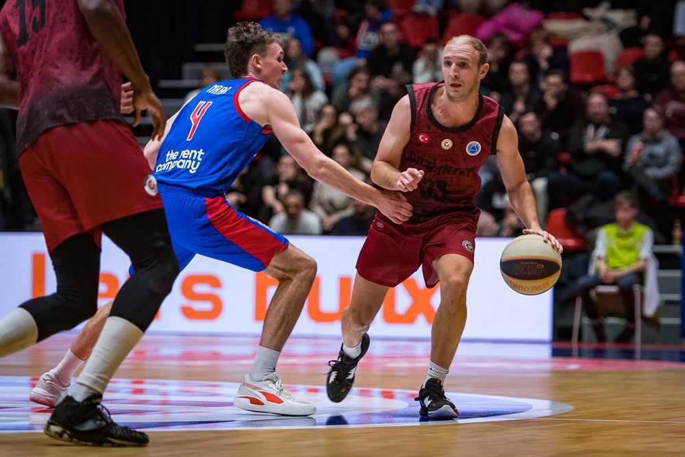Turks-Amerikaans kanon zorgt voor stevige Europese basketbalkater in ...