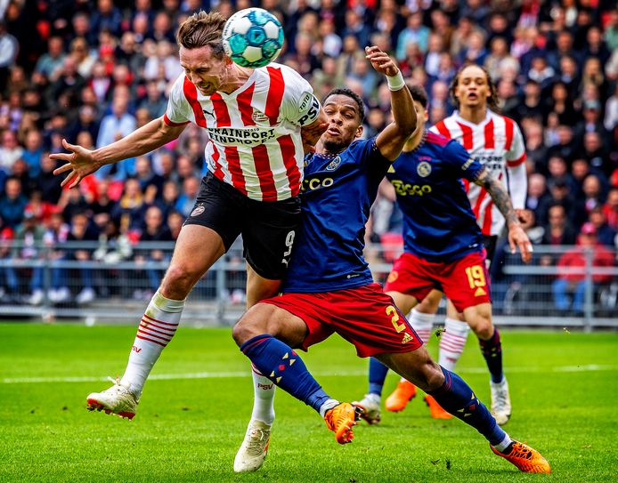 PSV toont aan een team te zijn, Ajax is een verzameling van elf ...