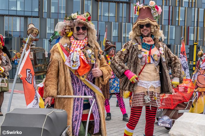 Vijftig Voil Jeanetten trokken door Aalst met hun retro ‘kinjerkoesj’ | Aalst | hln.be