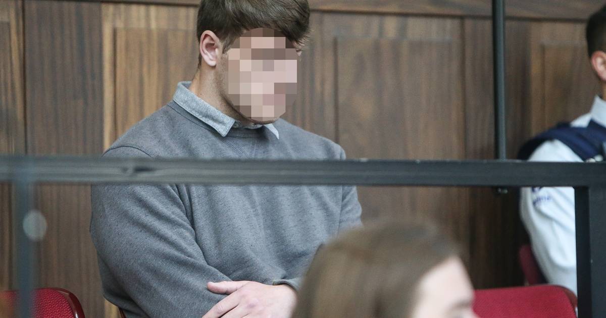 ASSISEN. Alexander Dean beantwoordt amper vragen op eerste procesdag ...