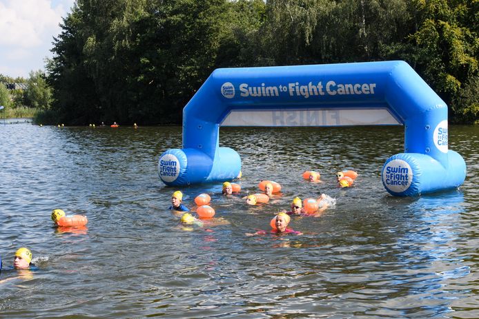 Emoties hoog bij Swim to fight cancer in Prinsenbeek, drie ton ...