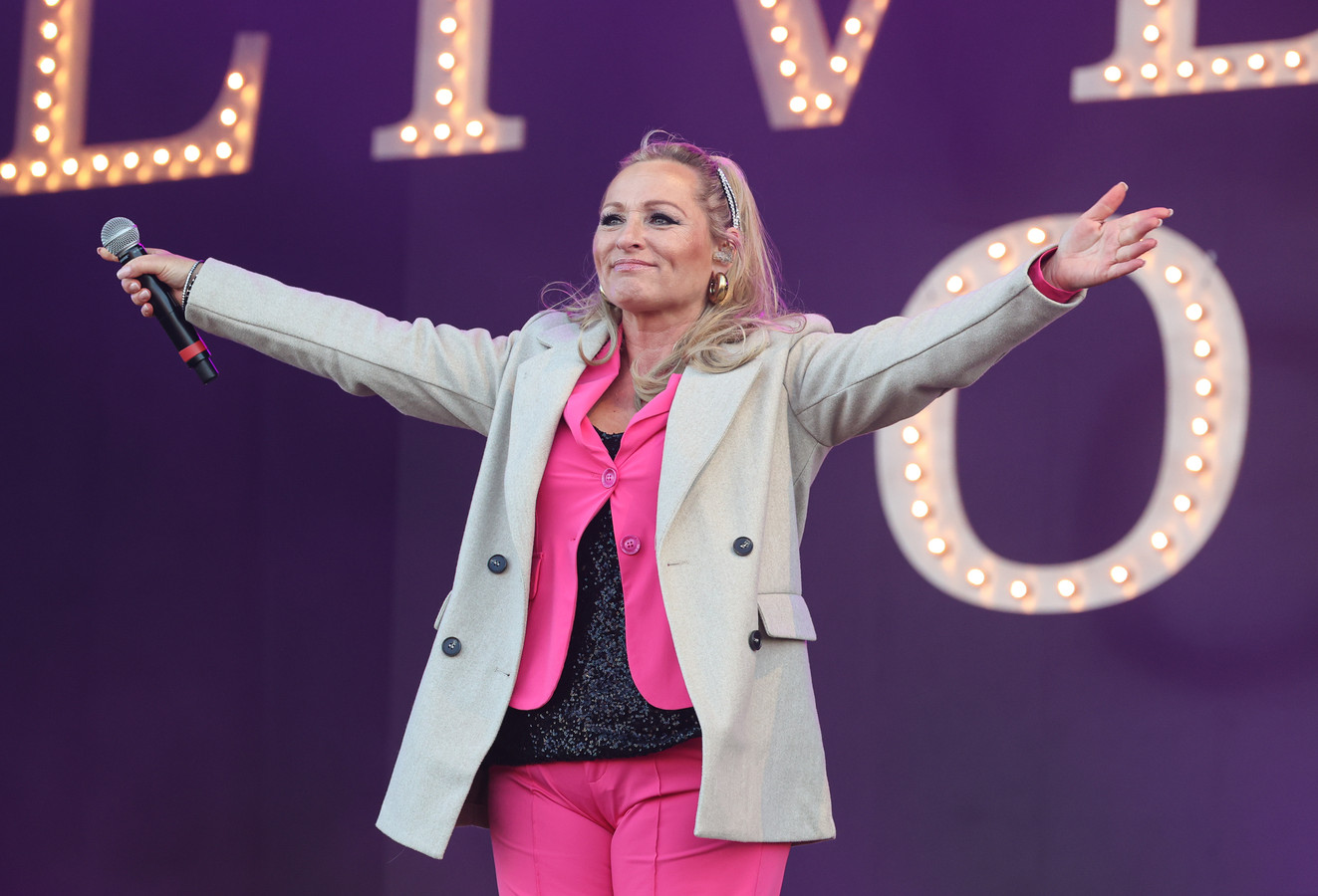 Volksfeesten strikt 2 Brothers on the 4th Floor, met wereldhits Dreams ...