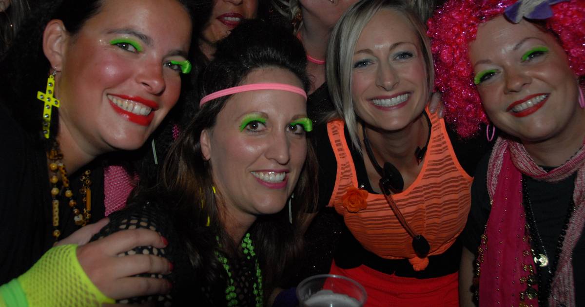 Bezoekers Q-Music Foute Party houden zich aan dresscode: Fout! | 's ...