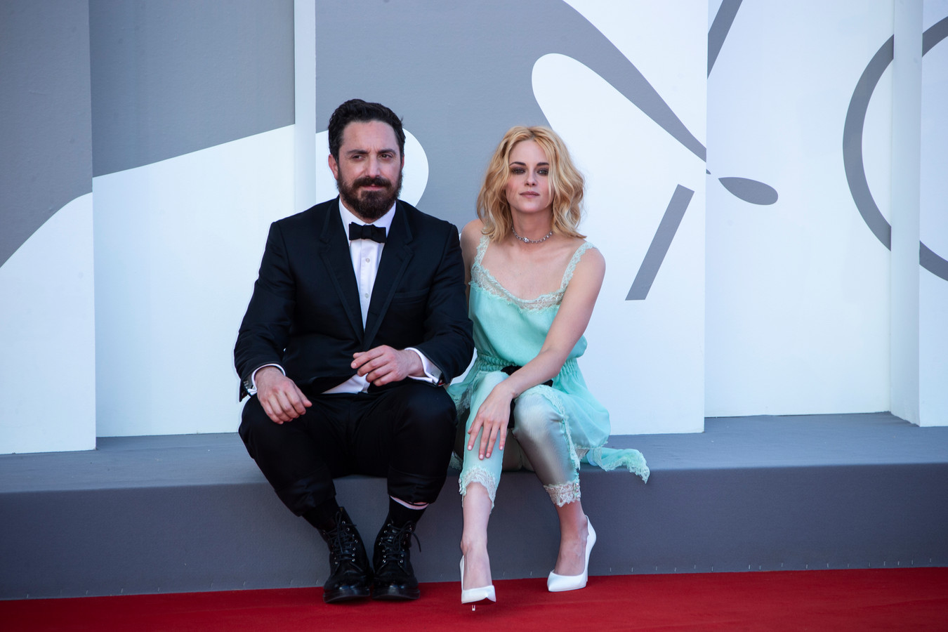 IN BEELD. Blonde Kristen Stewart straalt op première van ‘Spencer' op ...