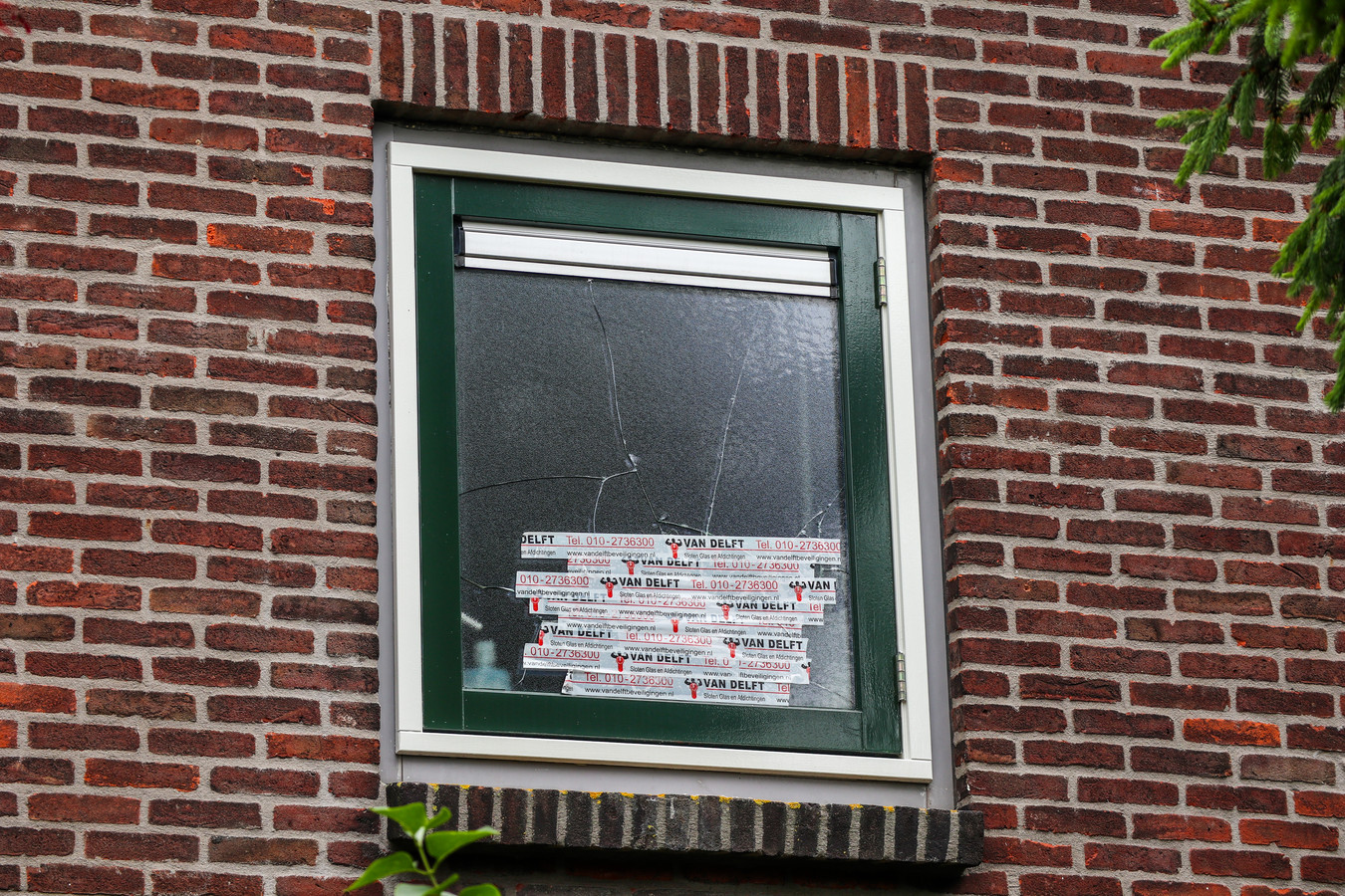 Ruiten van woning pleegouders zwaargewond meisje ingegooid | Foto | AD.nl