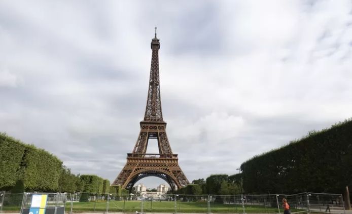 Jonge vrouw verkracht door vijf mannen aan voet van Eiffeltoren: “Daders volgen meestal dezelfde ...