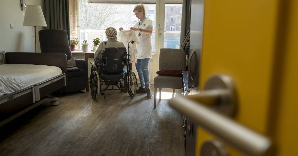 Zorgmedewerkers willen meer dan 5 procent extra loon en demonstreren in ...