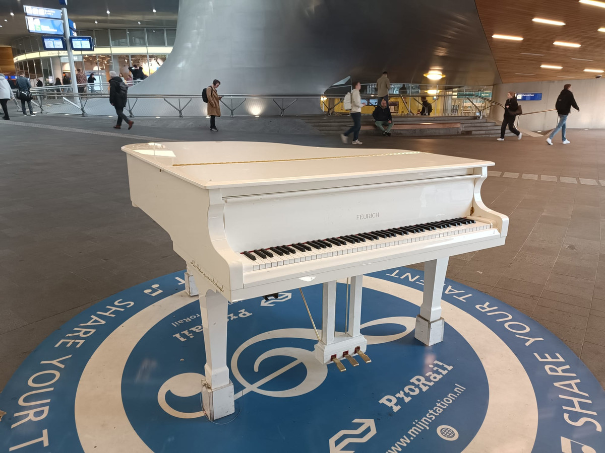 Eenzame piano’s en een mysterie op station Nijmegen en Arnhem Centraal ...