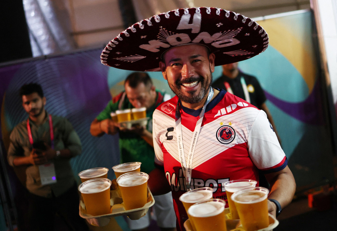 Juichen met een biertje van 13 euro: opening fanplein zorgt voor groot ...