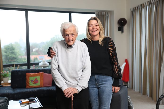 Theo (104) wil per se de vrouw terugbetalen die hem hielp in de ...