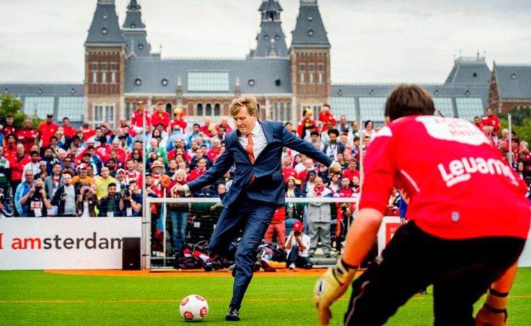 Koning Willem-Alexander scoort op WK daklozenvoetbal | Libelle Koning Willem-Alexander scoort op WK daklozenvoetbal | Libelle