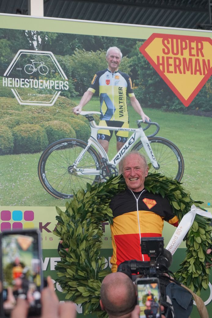 82-jarige Herman De Ridder slaat Belgisch uurrecord aan diggelen: “En ...