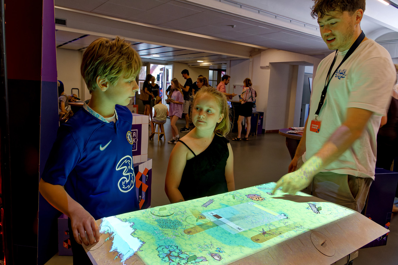 Met je kinderen naar de Dataweek; AI omarmen en verstand erbij houden ...