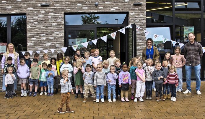Vlaggenlijn verbindt Vorselaarse scholen tijdens Week van de Opvoeding ...