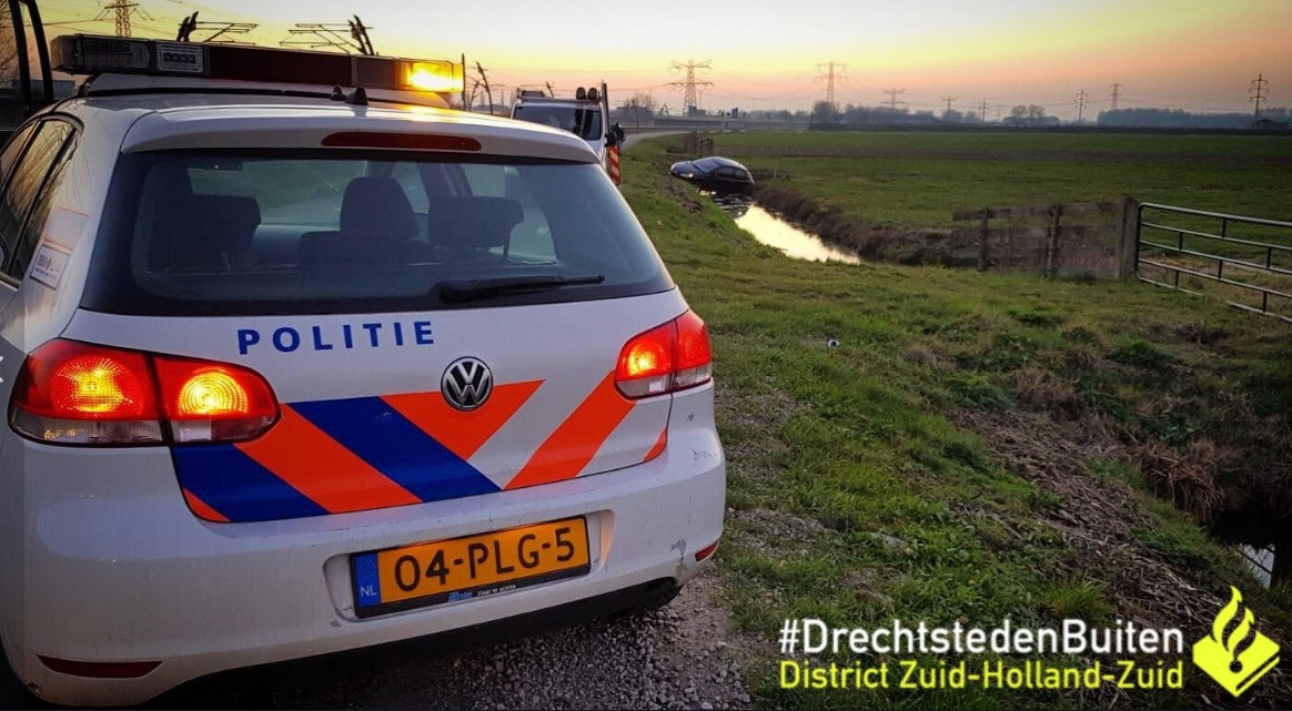 Bestuurder vliegt over de kop en komt boven sloot terecht: ‘Engeltje op ... Bestuurder vliegt over de kop en komt boven sloot terecht: ‘Engeltje op ...