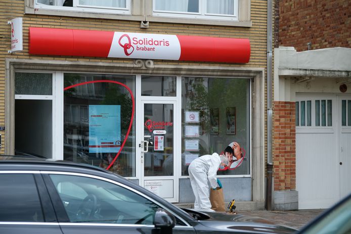 Bloed op het raam en de gordijnen: heel gezin, waaronder baby van tien ...