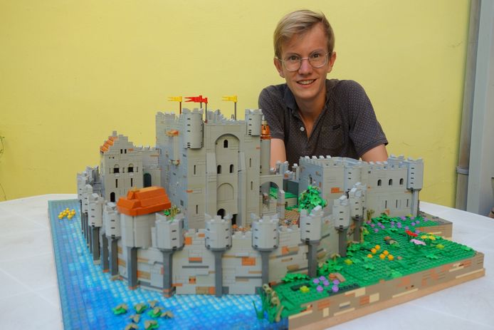10.000 steentjes en een jaar geduld: Imano (17) bouwt het Gravensteen ...