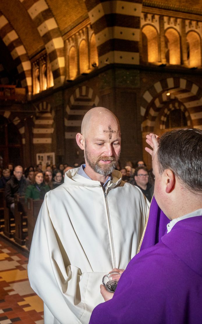 Met een askruisje op het voorhoofd beginnen Wageningse katholieken de ...