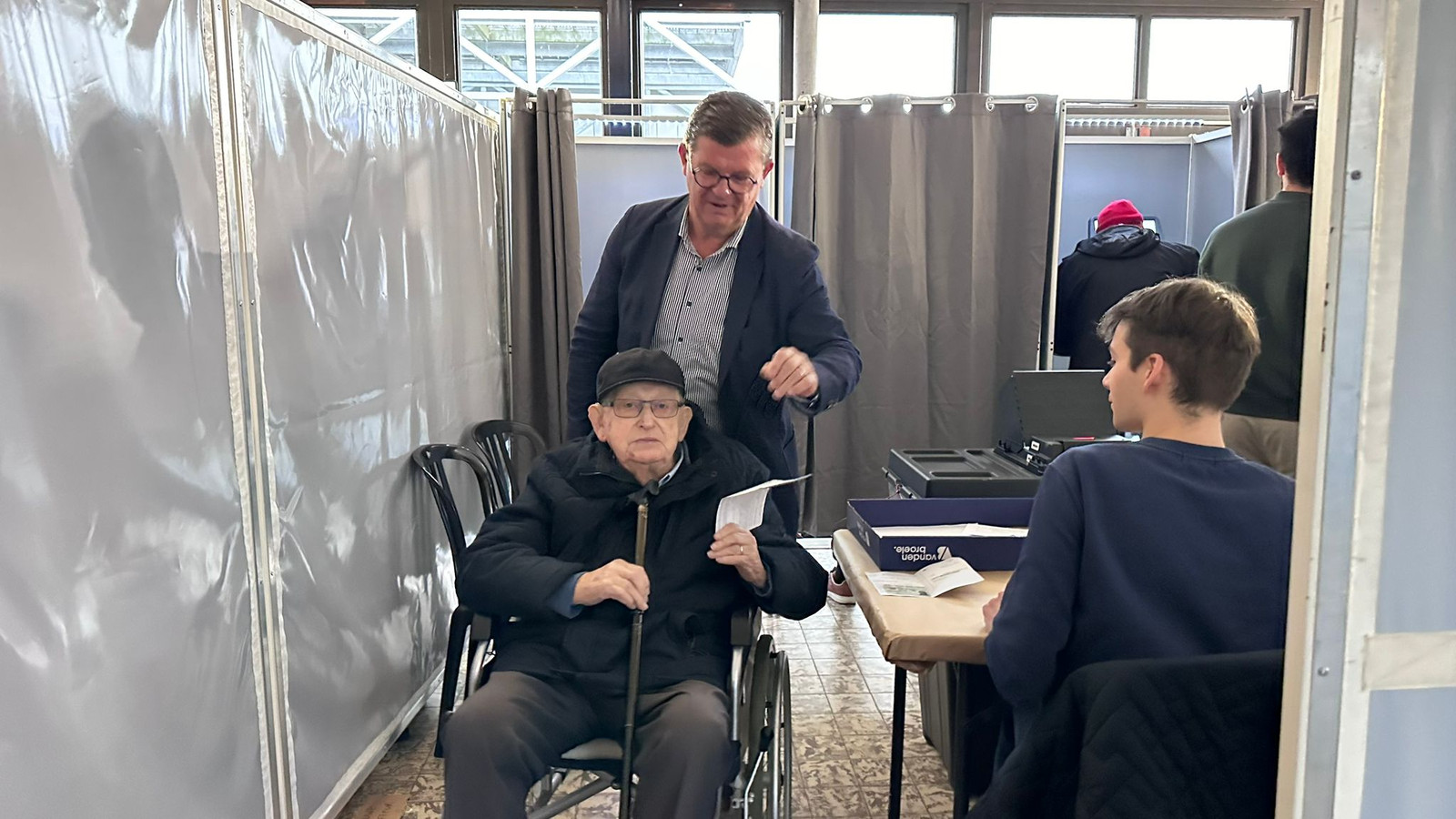 De stembussen in Oostende zijn open: kan Bart Tommelein zijn sjerp ...