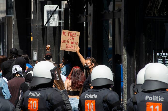 Jongeren op betoging na dood Akram (29): “Zou politie een blanke ook ...