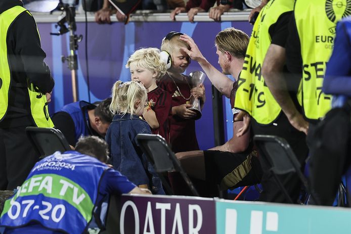 Élu homme du match, Kevin De Bruyne partage quelques instants avec ses ...