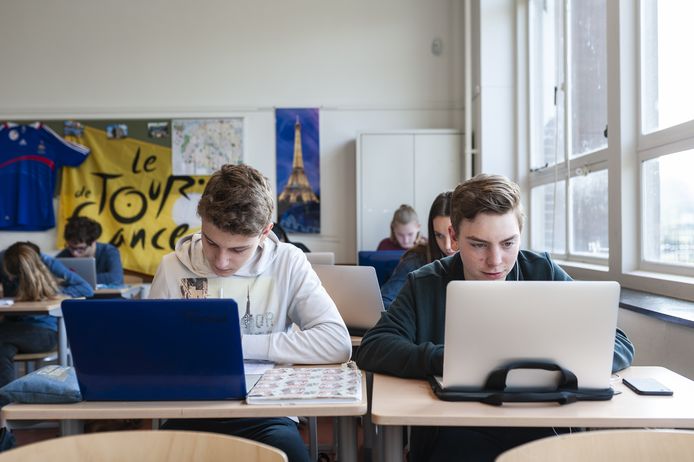 Laptop voor school: in de klas maken toetsenbord, accu en een helder ...