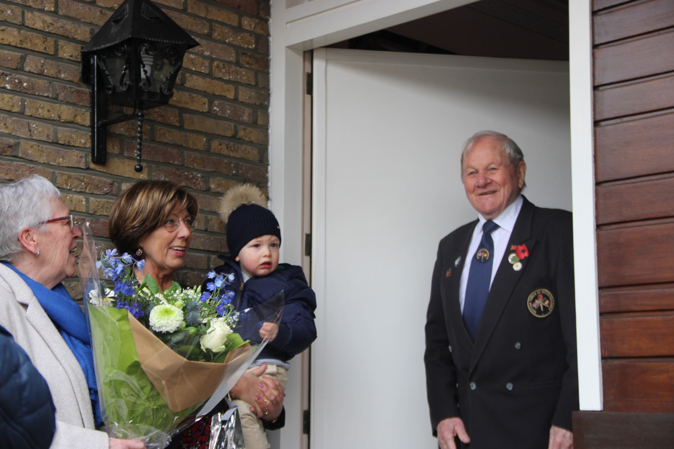 Vaderlandslievende vereniging verrast jarige 'Willy Plastron (90) met ...