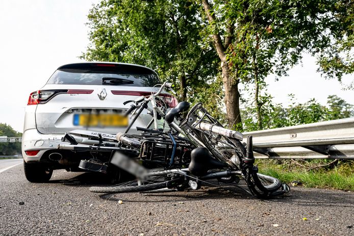 Vakantie start met pech: botsing met veel schade op de A27 bij Oosterhout | Oosterhout | AD.nl