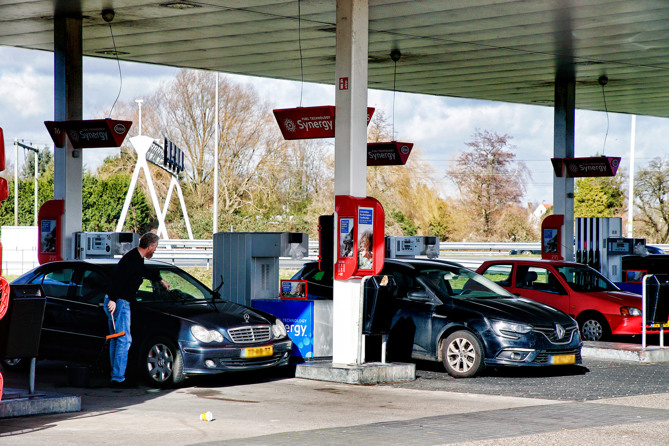 Nergens is de benzine zo duur als bij dit tankstation, en tóch is het ...