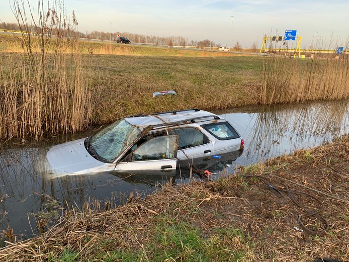 Nog een ongeluk op de A59: auto rijdt water in bij knooppunt Empel ...
