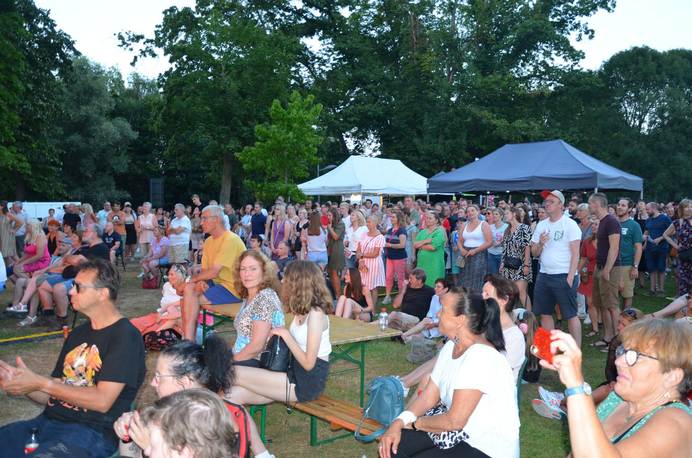 Tweede parkconcert lokt ondanks hitte heel wat volk | Foto | hln.be