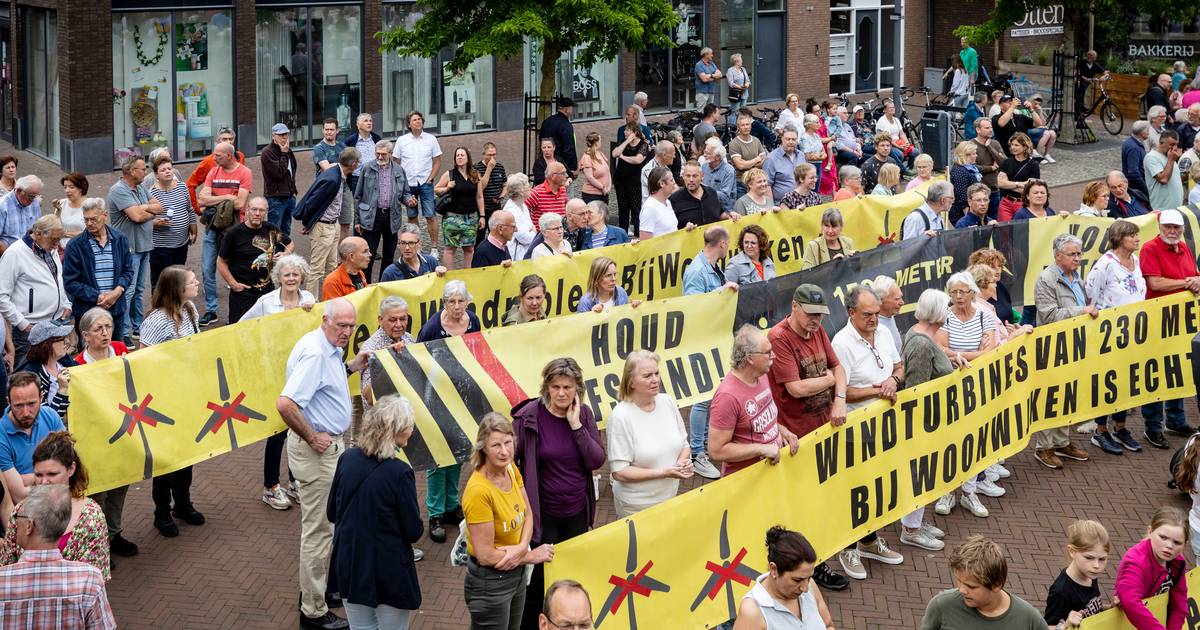 Na drie jaar dezelfde spandoeken tegen windmolens bij Borne: ‘Het ...