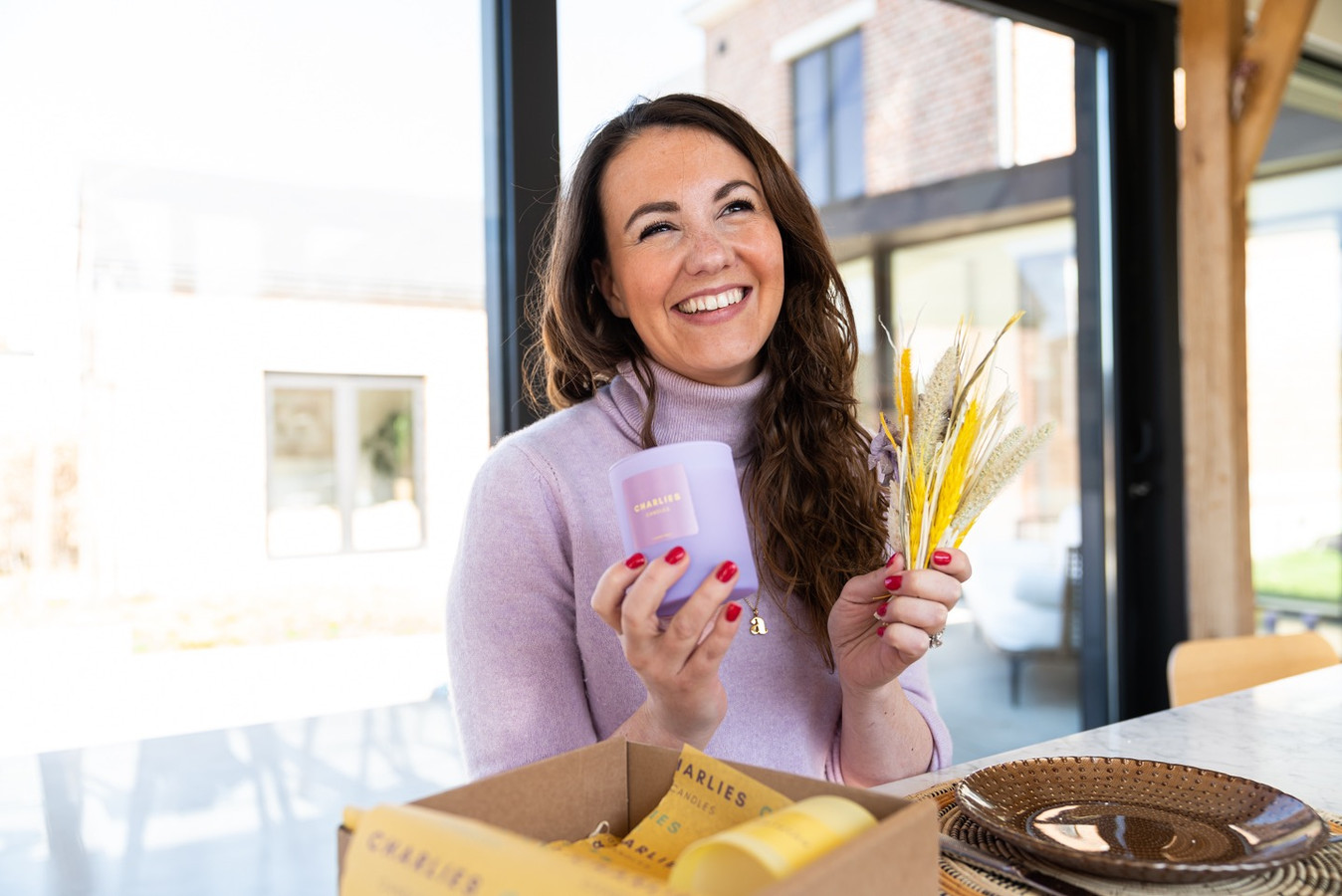 Na hevige brand in haar kaarsengieterij blijft Charlotte (32 ...